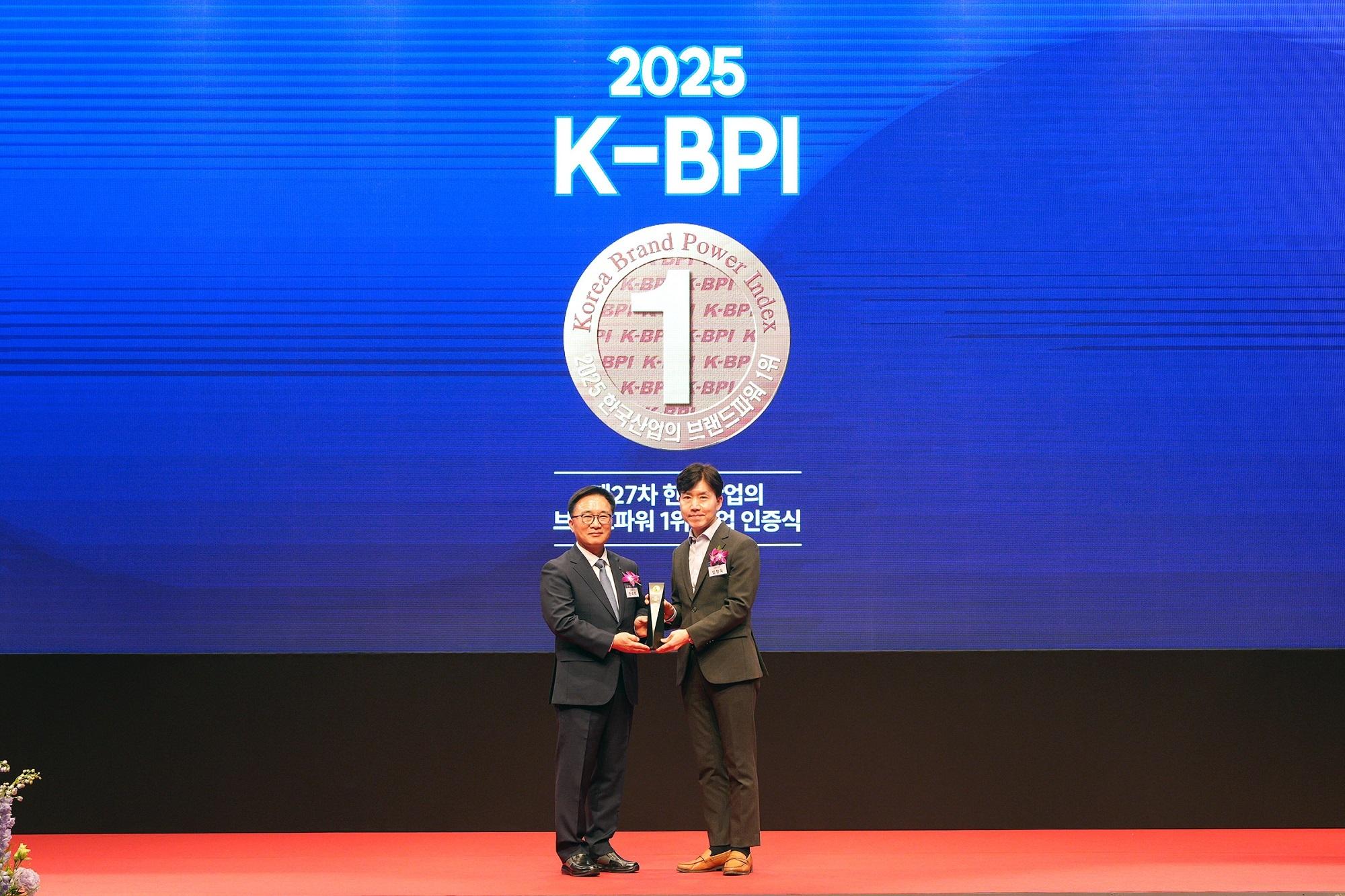 교촌치킨, '한국산업의 브랜드파워(K-BPI)' 10년 연속 1위 수상 : 네이트 뉴스